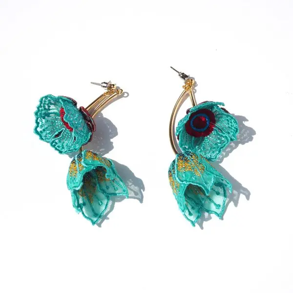 NANA WATANABE Flowers At Dawn Petal-like Embroidered Earrings - Green