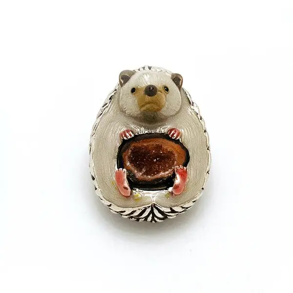 WJY STUDIO LONDON Hedgehog Crystal Cave Pendant Necklace/brooch - White