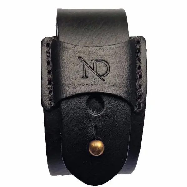 N'DAMUS LONDON Finsbury Natural Grain Leather Bracelet With Brass Button - Black