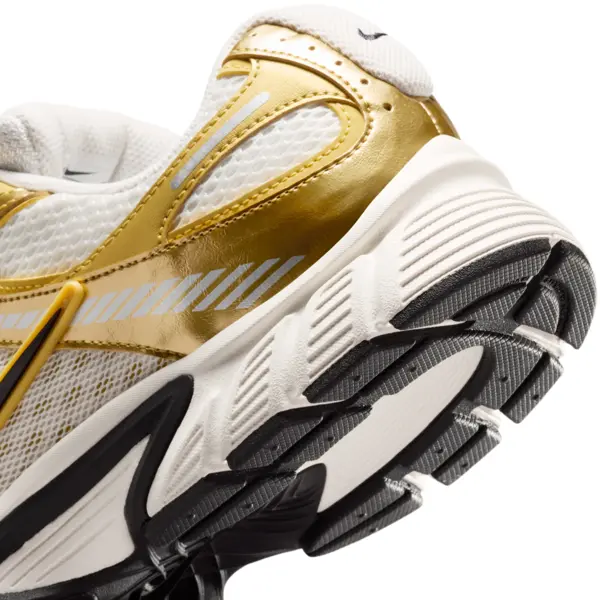 Nike V5 Rnr Athletic Sneakers - White
