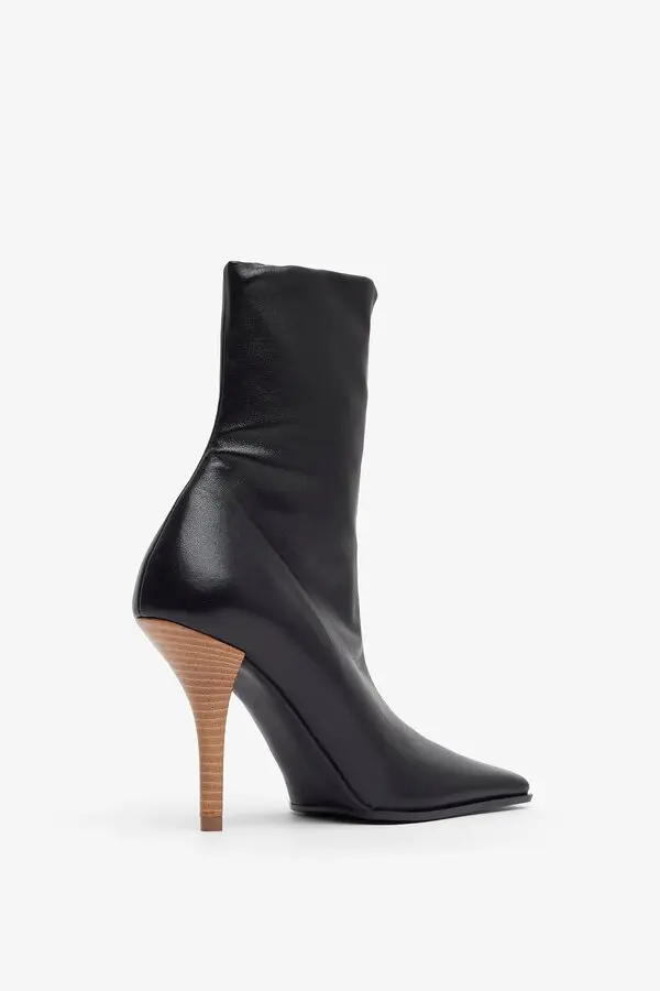 Alaïa 90 Leather Ankle Boots