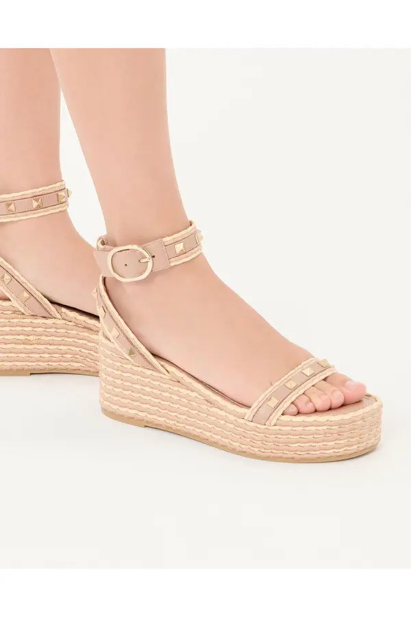 Valentino Garavani Rockstud Flatform Sandal In Calfskin - Natural