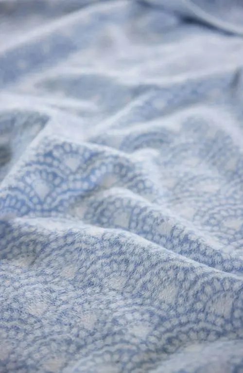 CHAPPYWRAP Seaside Scallops Fog Throw Blanket