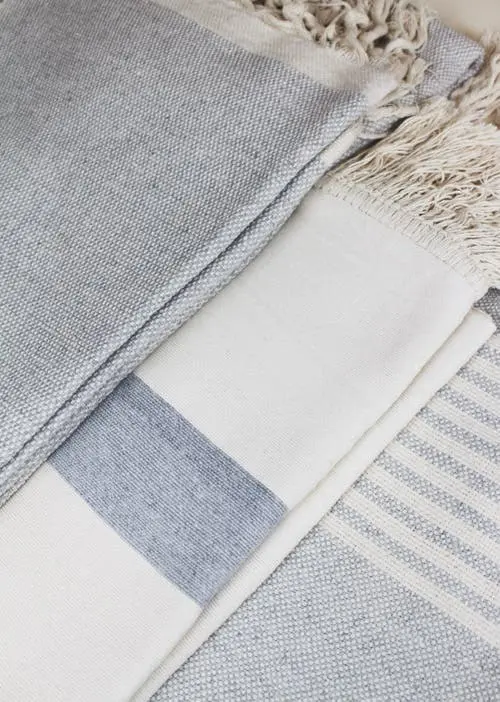 UNE VIE NOMADE Handmade Moroccan Throw - Solid