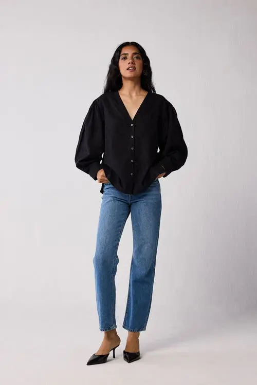 REISTOR Embroidered V-neck Balloon Sleeve Shirt