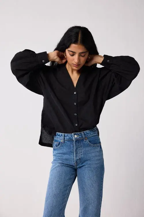 REISTOR Embroidered V-neck Balloon Sleeve Shirt
