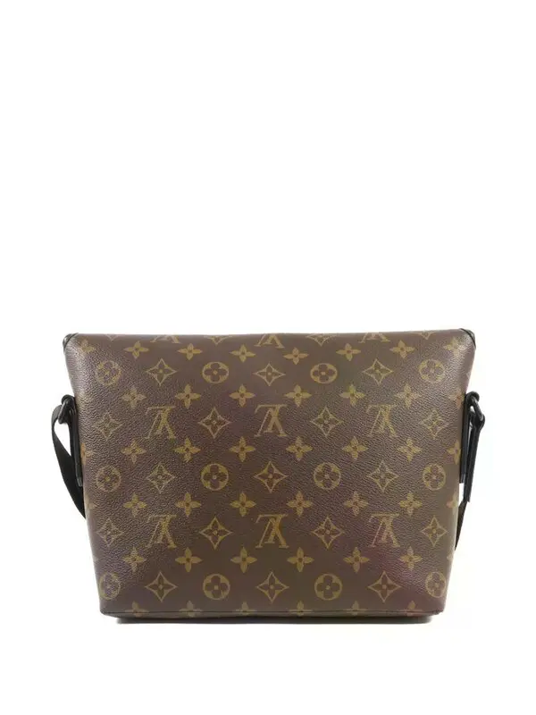 LOUIS VUITTON Monogram Messenger Bag