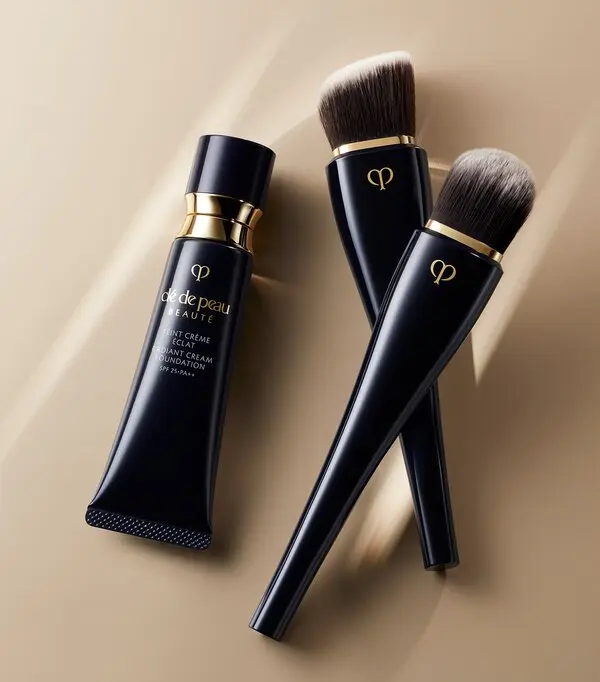 CLE DE PEAU BEAUTE Radiant Cream Foundation