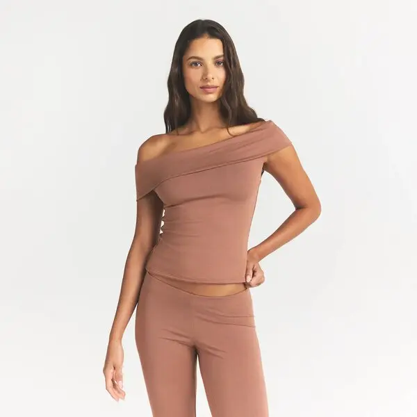 SKIMS Asymmetrical Off The Shoulder Top - Nutmeg