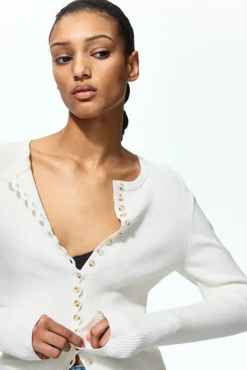 H&m Ribbed Knit Cropped Cardigan With Scalloped Button Detail - Cream