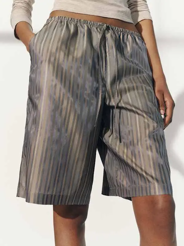 REFORMATION Sandy Short Knee Length Relaxed Fit