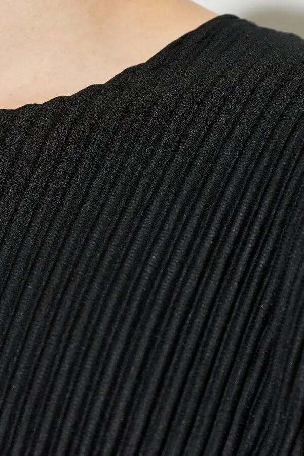 Issey Miyake Pleated T-shirt With A Crew Neck - Black