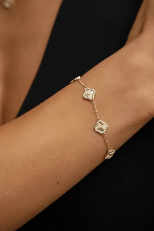 ELECTRIC PICKS Mini Icon Clover Bracelet With Crystal Details - Gold