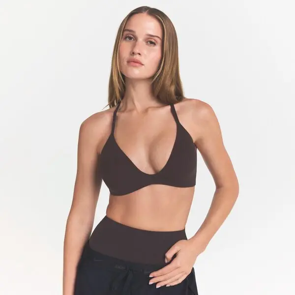 SKIMS T Back Triangle Bra | Deep Neutral | | Nike Studio Stretch - Dark Roast