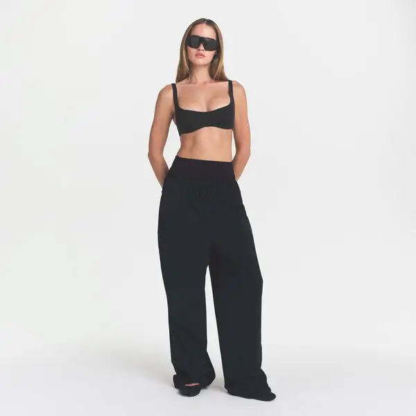 SKIMS Seam Front Micro Bra | Black | | Nike Studio Stretch - Obsidian