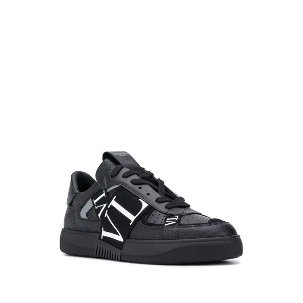 Valentino Garavani Vl7n Round Toe Low-top Sneakers