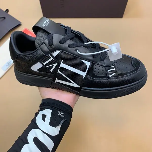 Valentino Garavani Vl7n Round Toe Low-top Sneakers