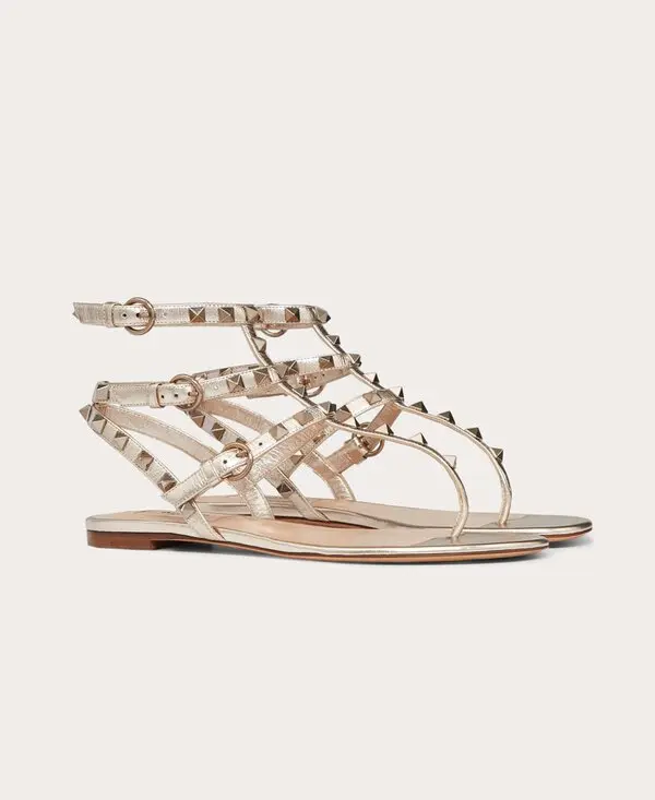 Valentino Garavani Rockstud Metallic Thong Sandals - Nude
