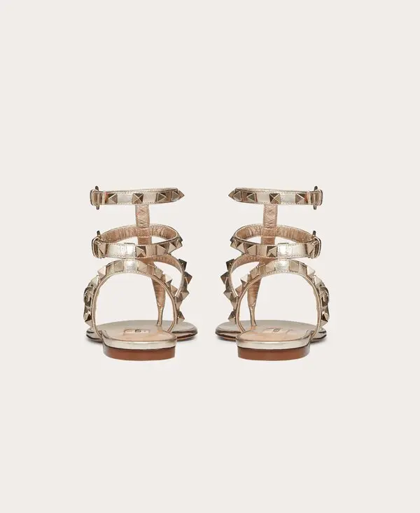 Valentino Garavani Rockstud Metallic Thong Sandals - Nude