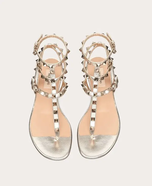 Valentino Garavani Rockstud Metallic Thong Sandals - Nude