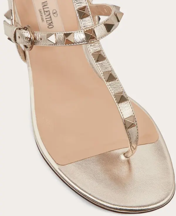 Valentino Garavani Rockstud Metallic Thong Sandals - Nude