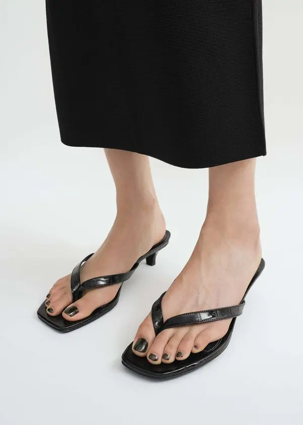 TOTEME Embossed Flip Flops - Black