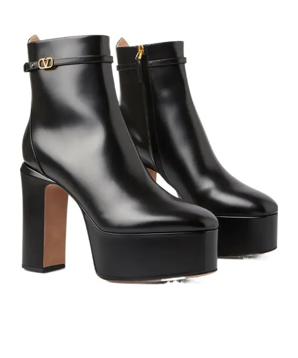Valentino Garavani Logo Plaque Round Toe Platform Boots