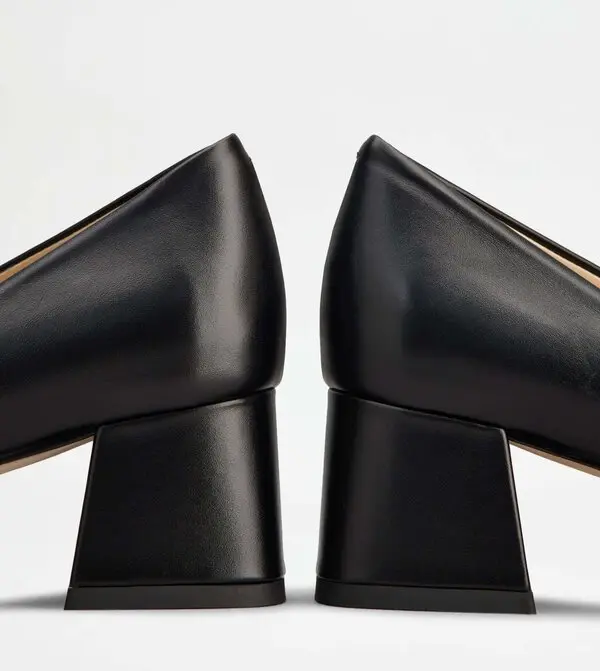 TOD'S Square Toe Chain Detail Pumps