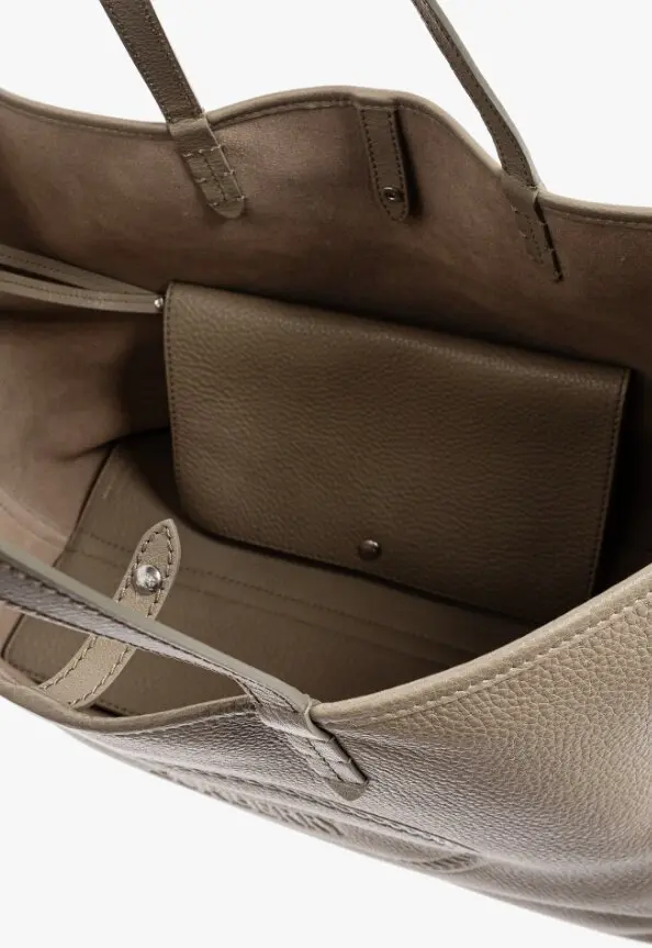 Burberry Highlands Ekd Embossed Medium Tote Bag - Nude