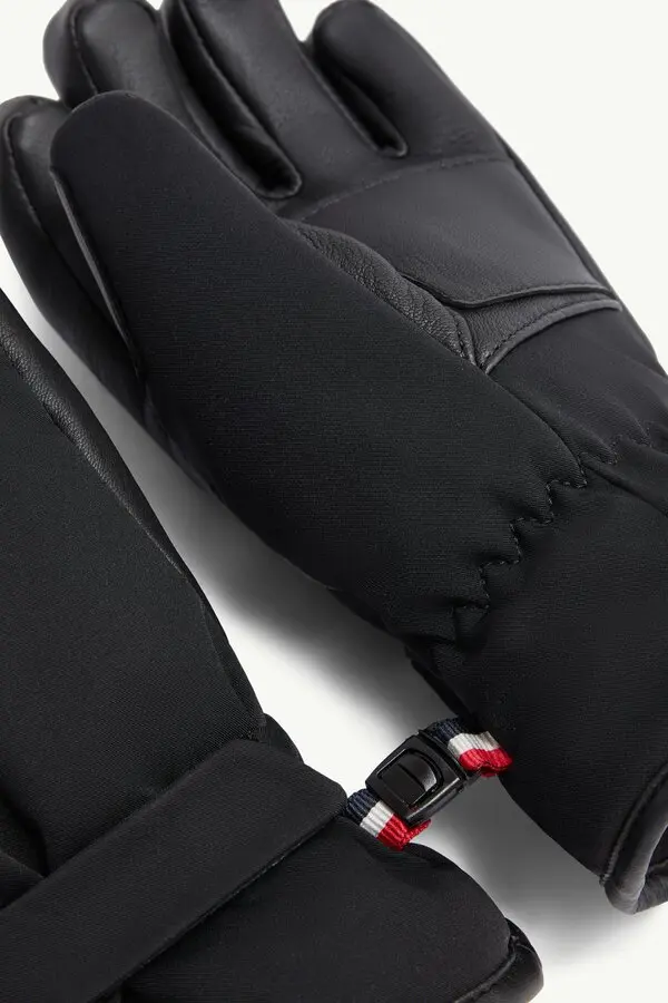 Moncler Padded Gloves With Embossed Logo - Black
