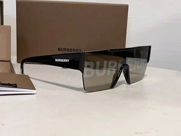 Burberry Logo Detail Tinted Shield Sunglasses - Black