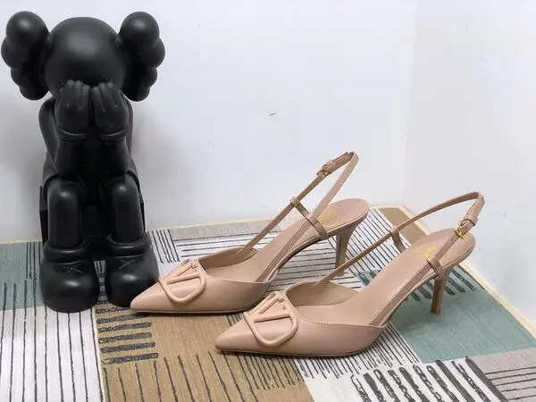 Valentino Garavani Vlogo Plaque Pointed Toe Slingback Pumps - Nude Pink