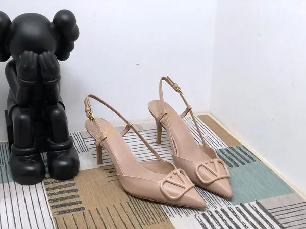 Valentino Garavani Vlogo Plaque Pointed Toe Slingback Pumps - Nude Pink