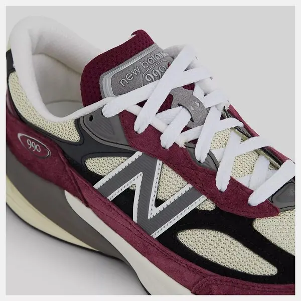 NEW BALANCE 990v4 Lace-up Sneakers - Black