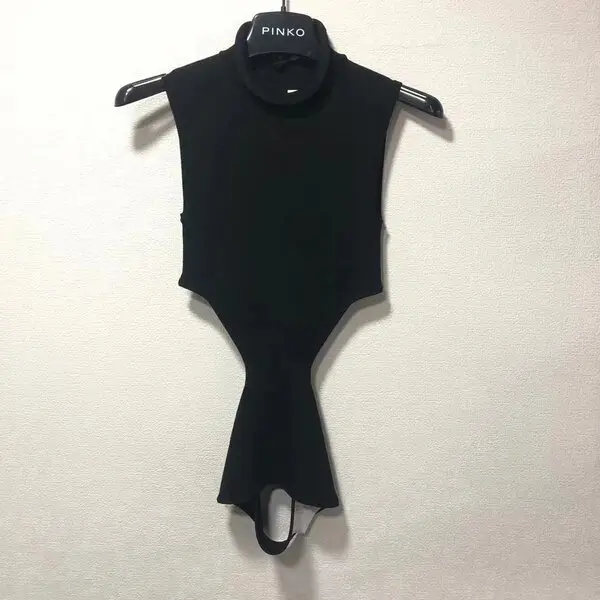 We11Done Ribbed-knit Cut-out Top
