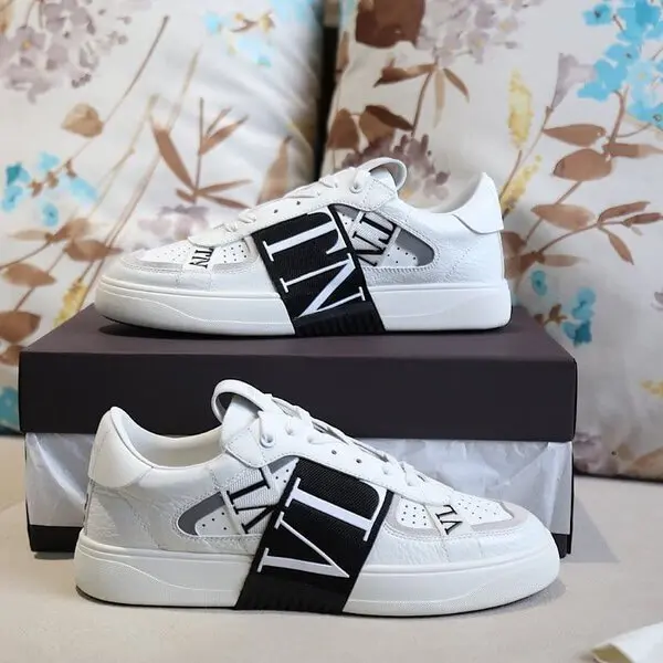 Valentino Garavani Vltn Round Toe Lace-up Sneakers