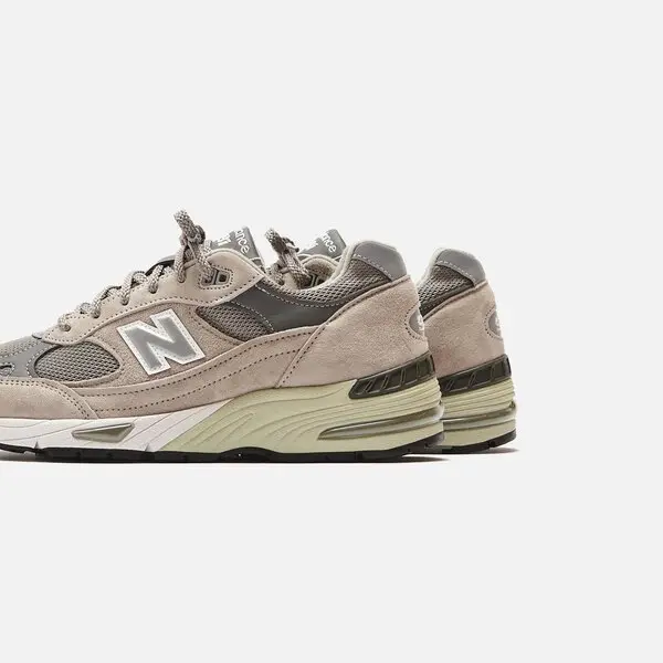 NEW BALANCE 991 Low-top Sneakers - Nude