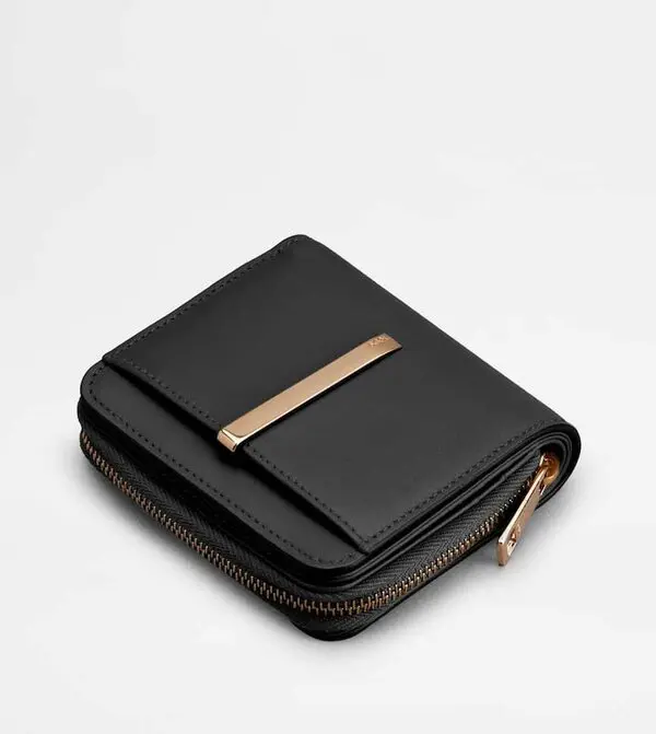 TOD'S Logo Embossed Bifold Wallet