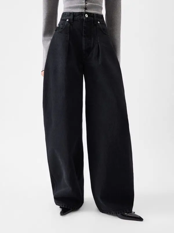 Jacquemus High-rise Curved Leg Jeans - Black