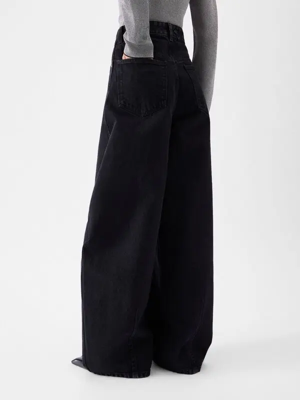 Jacquemus High-rise Curved Leg Jeans - Black