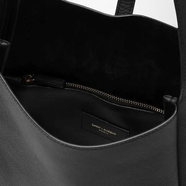 Saint Laurent Le 5 À 7 Logo Plaque Shoulder Bag - Black