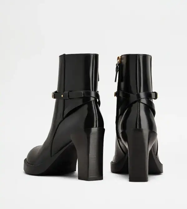 TOD'S Round Toe Zip Up Ankle Boots