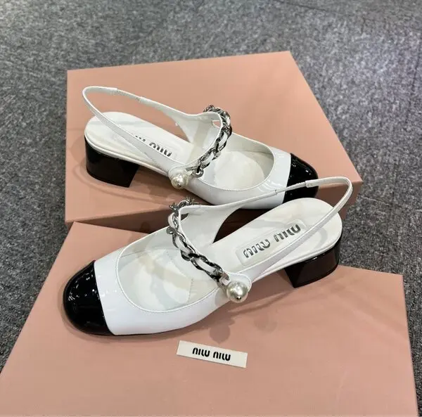 Miu Miu Slingback Heels With Pearl And Chain Detailing - White/black