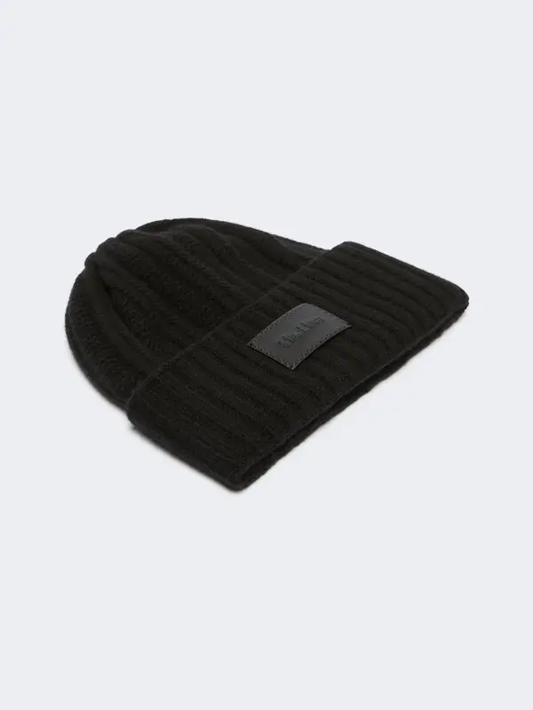 Max Mara Ribbed Cashmere Beanie With Logo Patch - Black