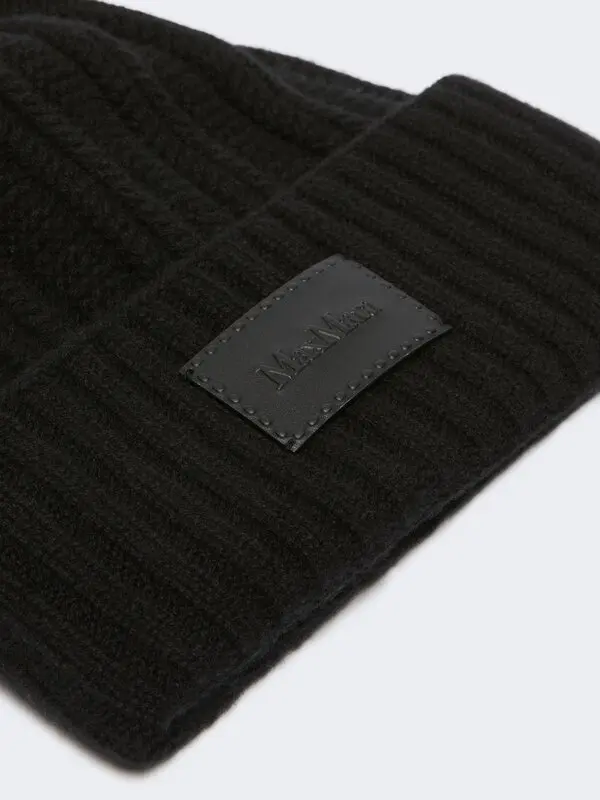 Max Mara Ribbed Cashmere Beanie With Logo Patch - Black