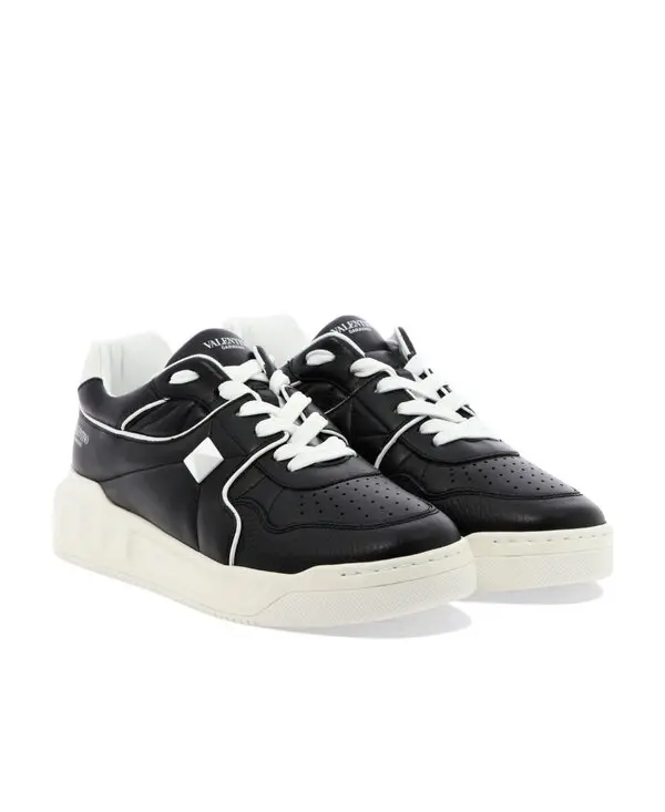 Valentino Garavani Roman Stud Lace-up Sneakers - Black