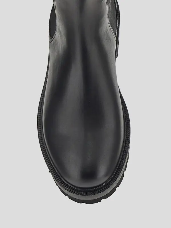 Valentino Garavani Vlogo Plaque Round Toe Chelsea Boots