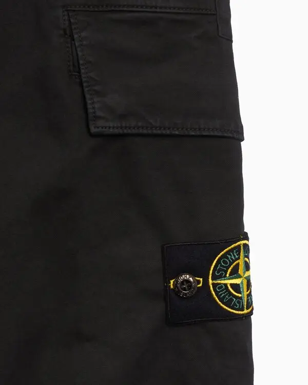 Stone Island Cargo Trousers With Logo Badge - Black