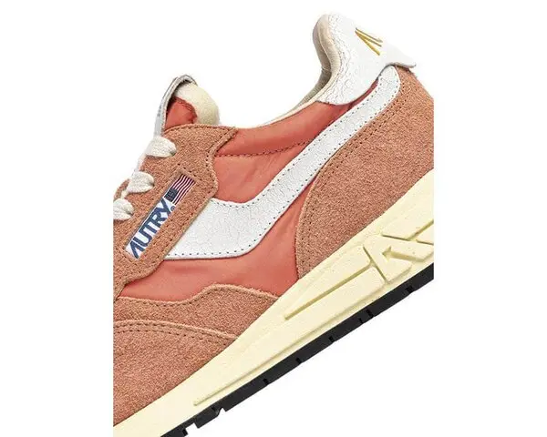 AUTRY Retro Runner Sneakers - Cracked White/pink
