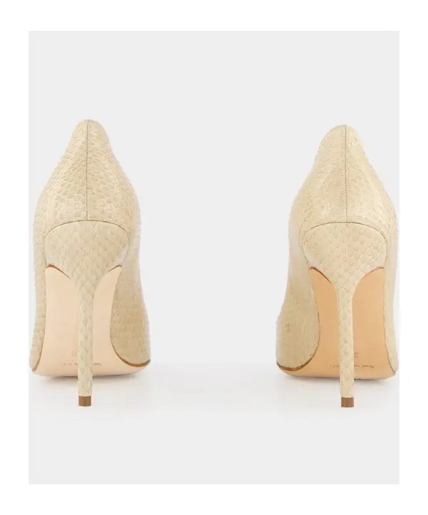 Manolo Blahnik Pointed Toe Stilettos - Nude